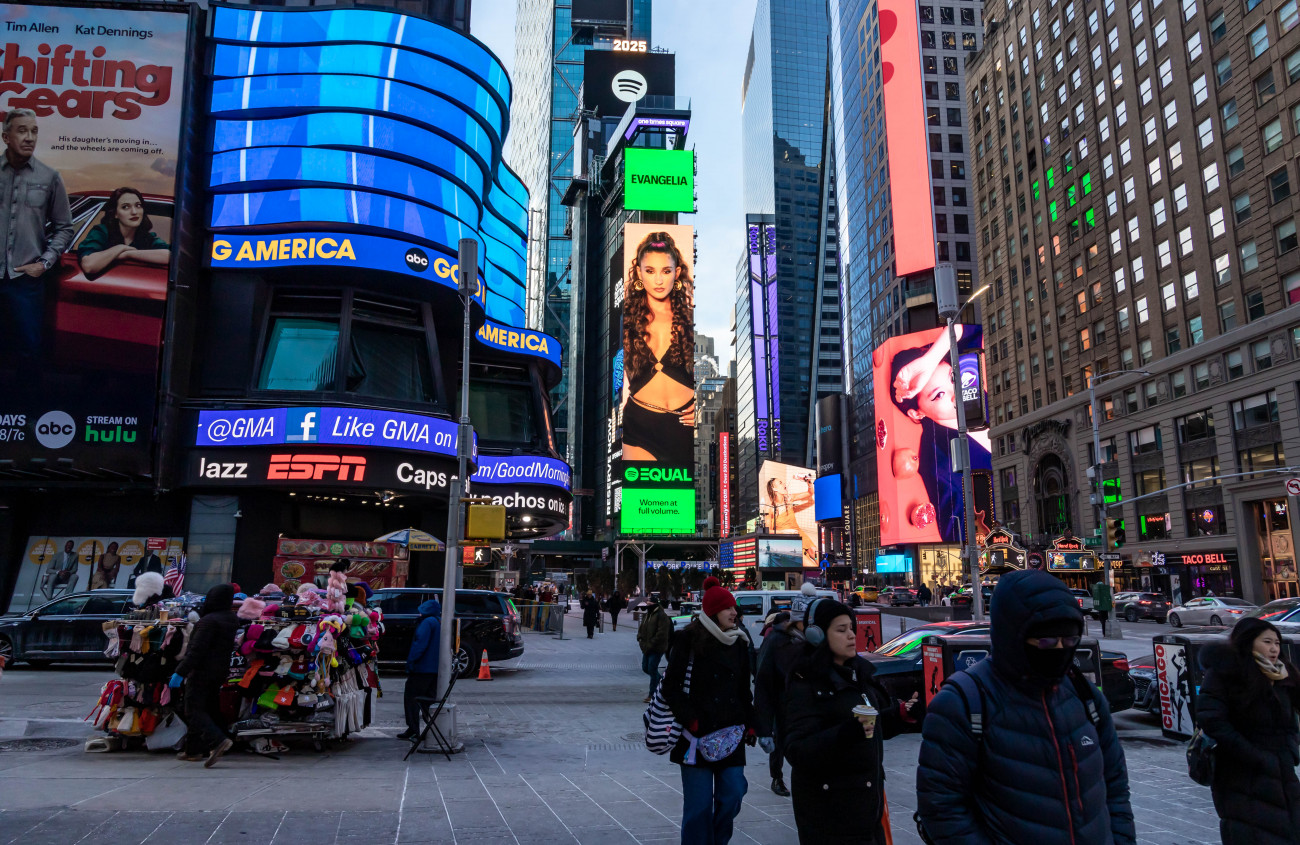 Η Evangelia εμφανίστηκε σε Billboard κι έκανε την Times Square να ...