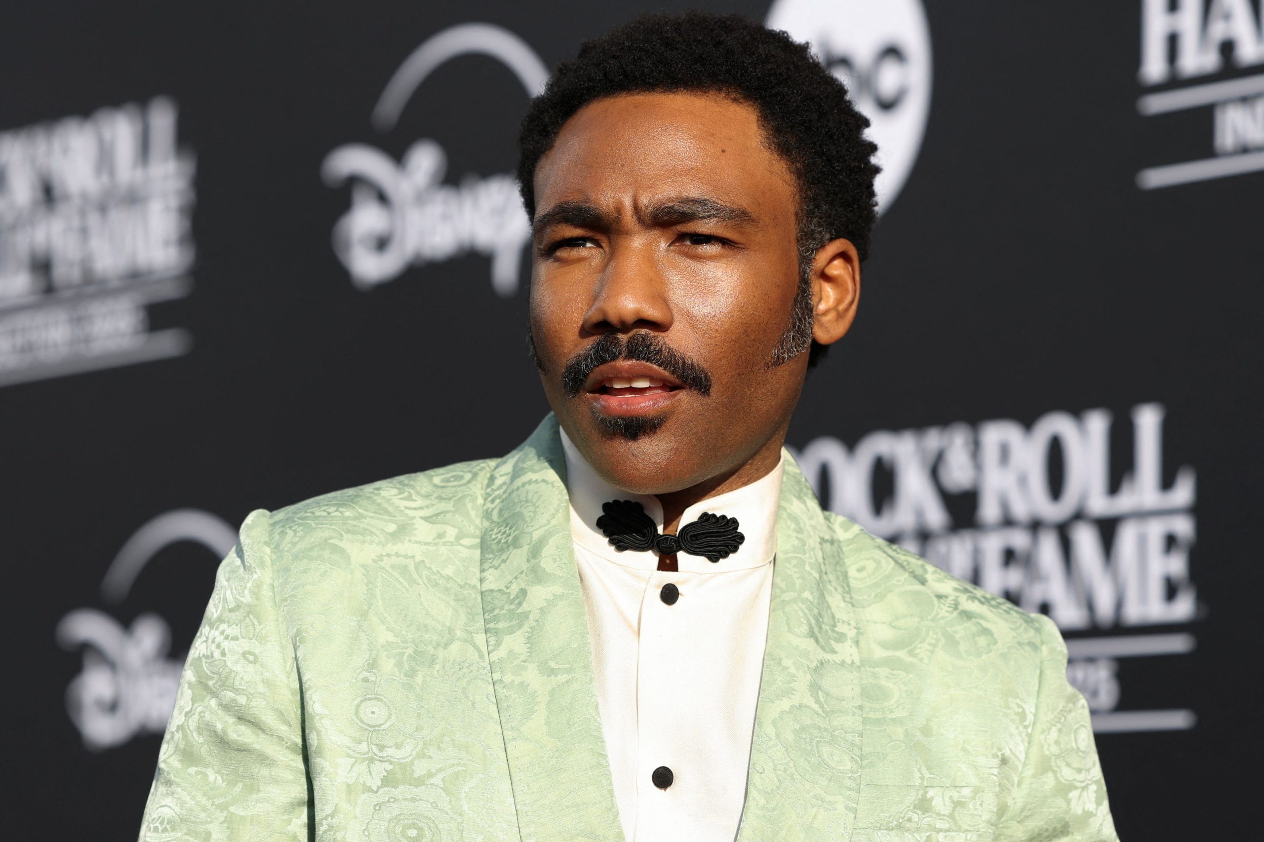 Ο Ντόναλντ Γκλόβερ aka Childish Gambino αποκαλύπτει ότι έπαθε ...
